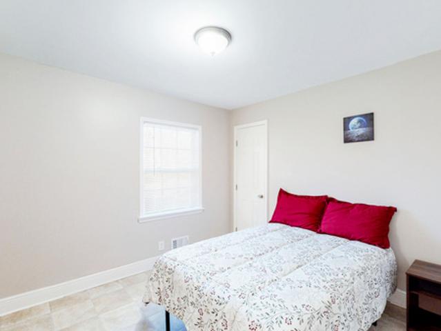 Bright & Stylish Atlanta Retreat| Monthly Cleaning | Secure coded rooms | Heating/Cooling, Wi Fi + Laundry | Steps to Walmart & Bus