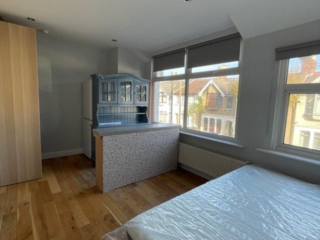 Bright & Stylish Large Studio Flat Edmonton N9