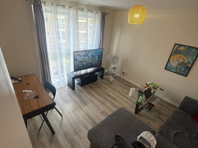 Bright & Sunny 1 Bed Flat in Trendy Wood Street