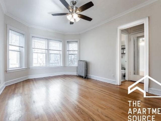 Bright & Sunny Top Floor _Bedroom in Lakeview