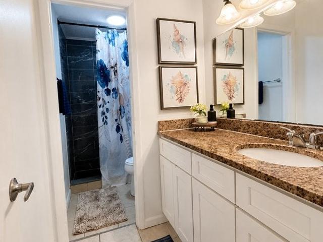 ☀️ Bright Poolside Room with Private Entrance | T