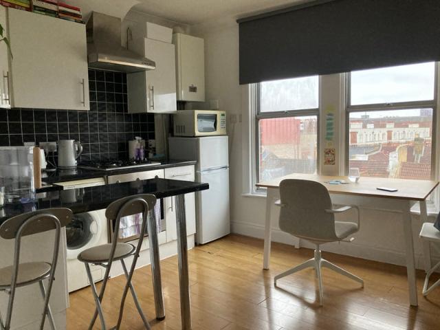 Bright, peaceful top floor 1 bed, Dalston, N16