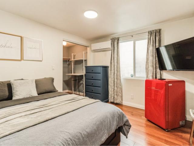 Bright Private Room in a SleekFully Equipped Livin