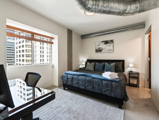 Bright Private Room in Spacious 2BR/2BA Apartment