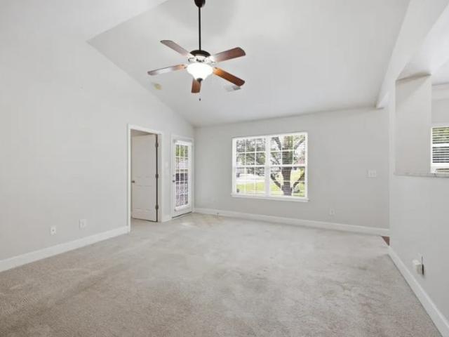 Bright private room with fast Wi Fi