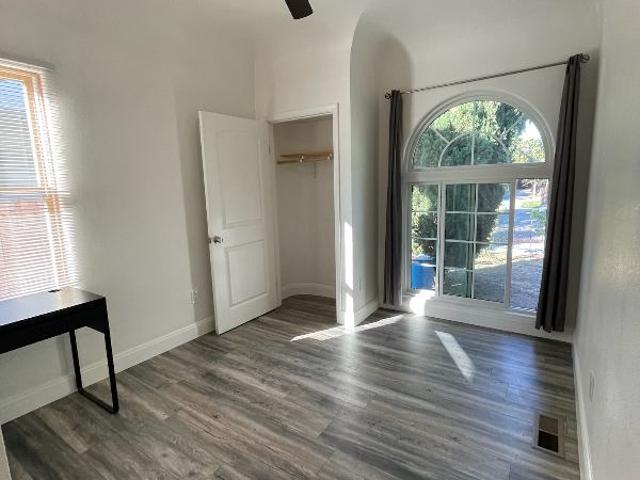 Bright Private Room with Private Bath_ minute Walk
