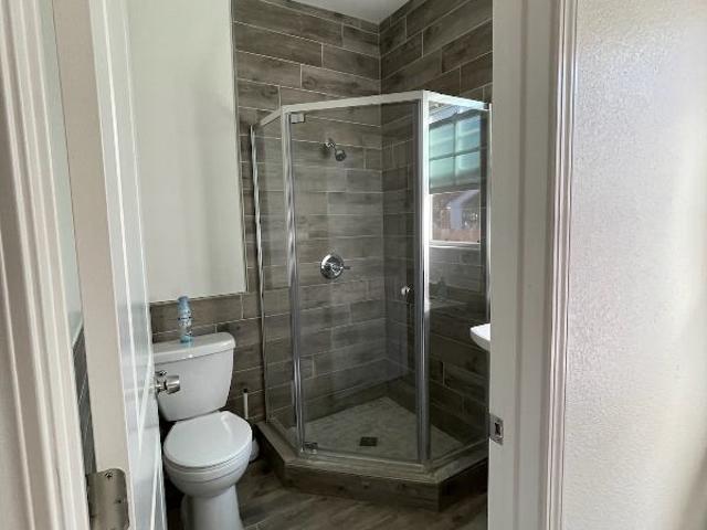 Bright Private Room with Private Bath_ minute Walk
