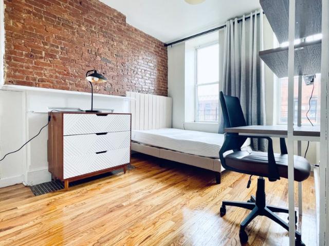 Bright Room, 4BR Apt w/ Laundry – Bedford Ave