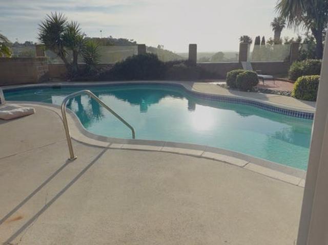 Bright Room with Private Bath, Ocean View & Pool