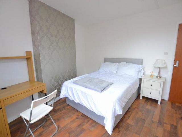 Bright Room in 5 Bed Flat with 2 Baths
