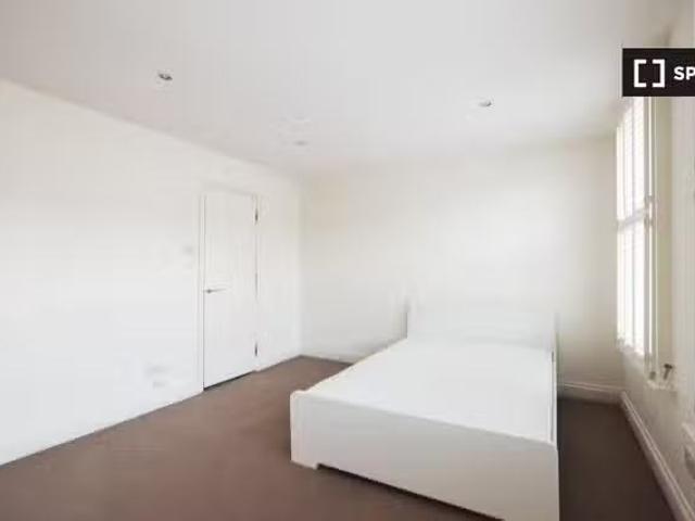 Bright room in 6 bedroom flat in Hammersmith & Fulham