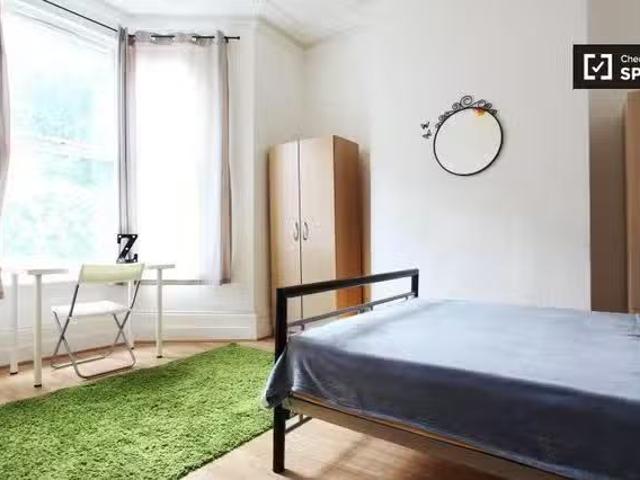 Bright room in 6 bedroom flat in Haringey, London