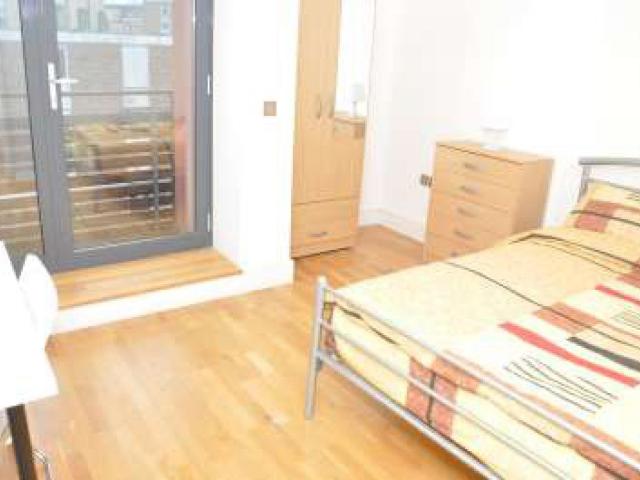 Bright room in 3 bedroom apartment close to Limehouse metro station Has a Room