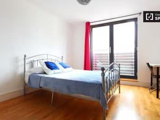 Bright room in 3 bedroom flat in Limehouse, London