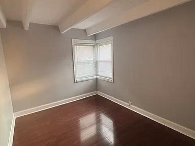 Bright Room Near Transit & Shops
