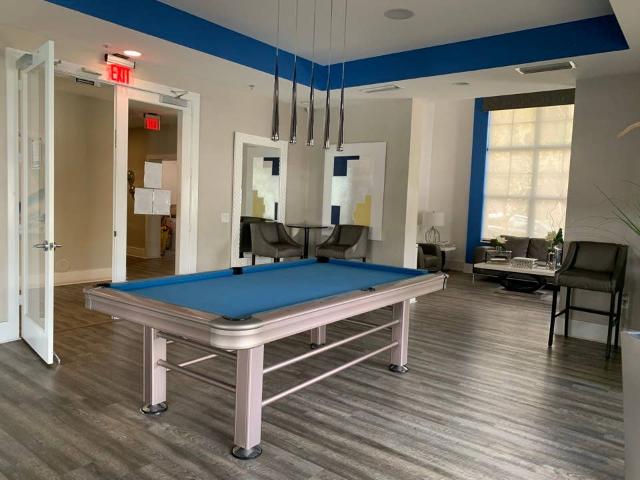 Bright Room + Pool + Parking