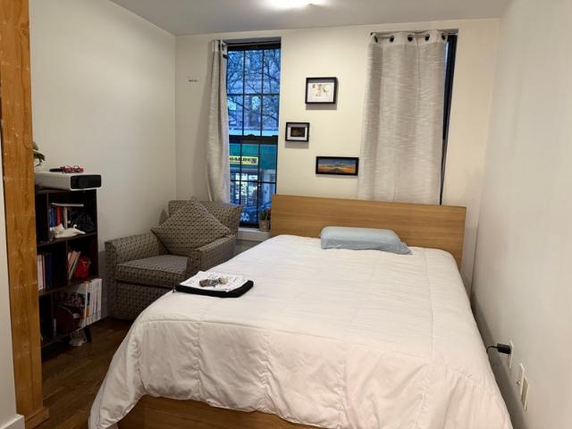 Bright with private bathroom Room in Ridgewood