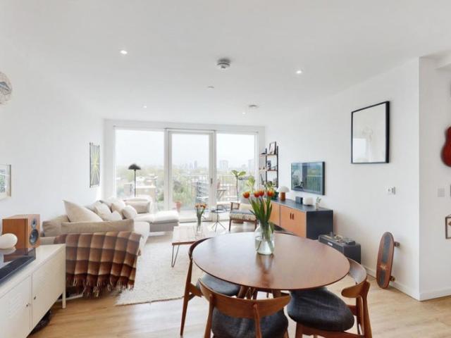 Bright top floor Deptford Apartment