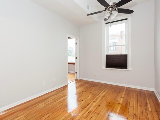Bright Top Floor 3BR Vintage Condo in Lincoln Park