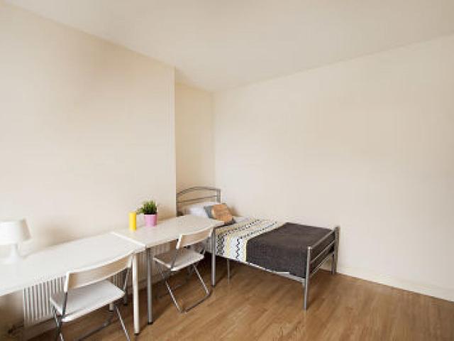 Bright twin bedroom in Forest Gate Has a Room