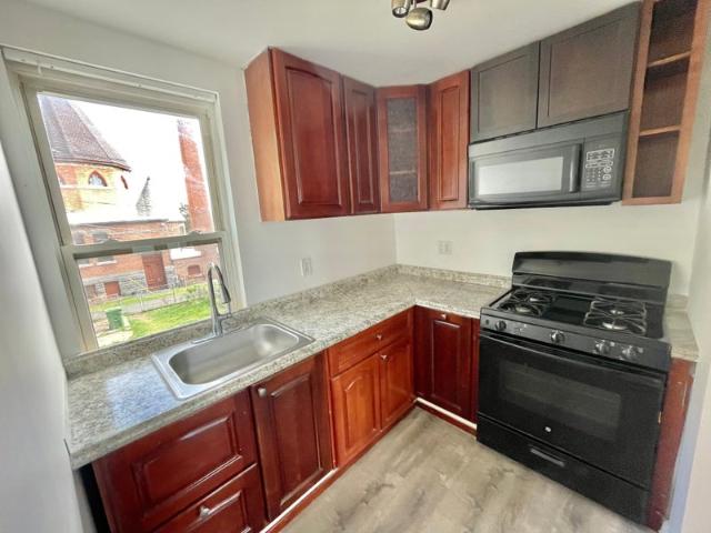 Bright Updated 2nd Floor 1BR in Cohoes Hills