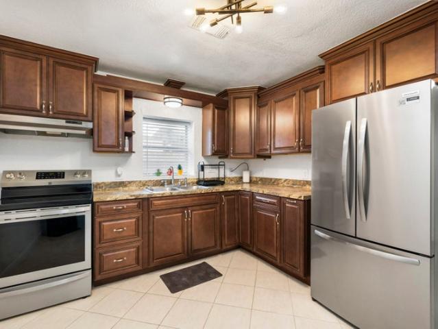 Bright, Updated Room with Workspace & AllInclusiv