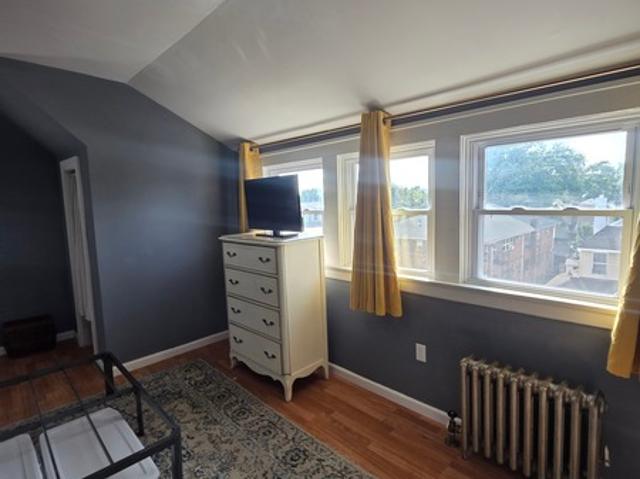 Brightly Lit & Spacious Furnished Room