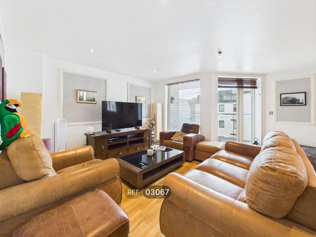Brighton BN1 2 bed flat to rent £2,100 pcm £485 pw