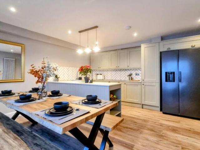 Brighton, East Sussex BN1 4 bed townhouse to rent £3,750 pcm £865 pw