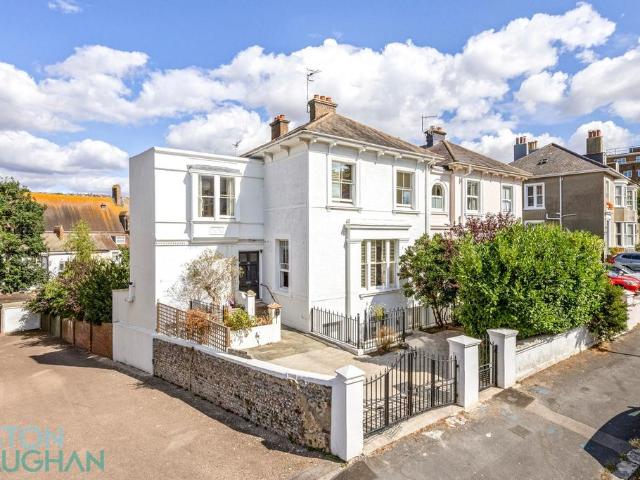 Brighton, East Sussex BN2 4 bed maisonette to rent £3,250 pcm £750 pw