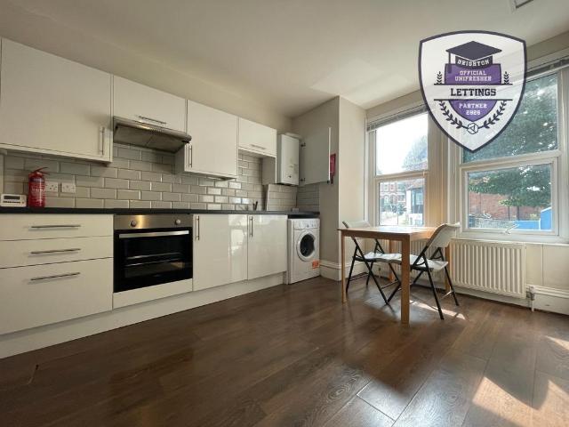 Brighton, East Sussex BN2 6 bed terraced house to rent £3,500 pcm £808 pw