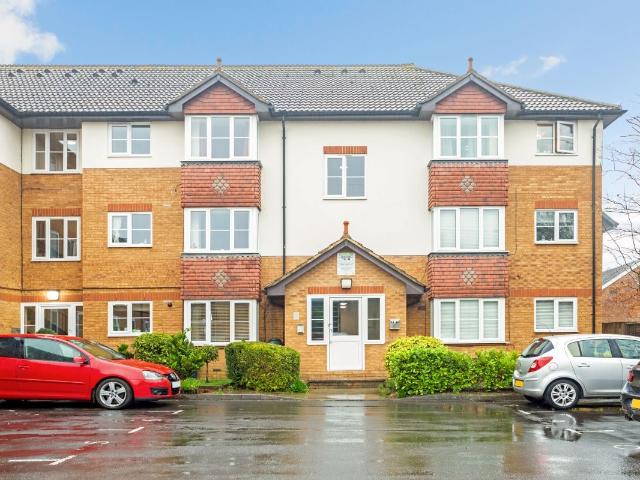 Brighton Road, Addlestone KT15, 2 bed flat to rent, £1,450 pcm | PrimeLocation