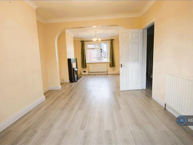 Brighton Road, Aldershot, GU12 3 bed semi detached house to rent £1,690 pcm £390 pw