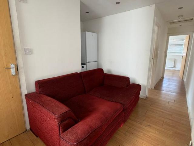 Brighton Road, Coulsdon CR5, 2 bed flat to rent, £1,550 pcm | PrimeLocation