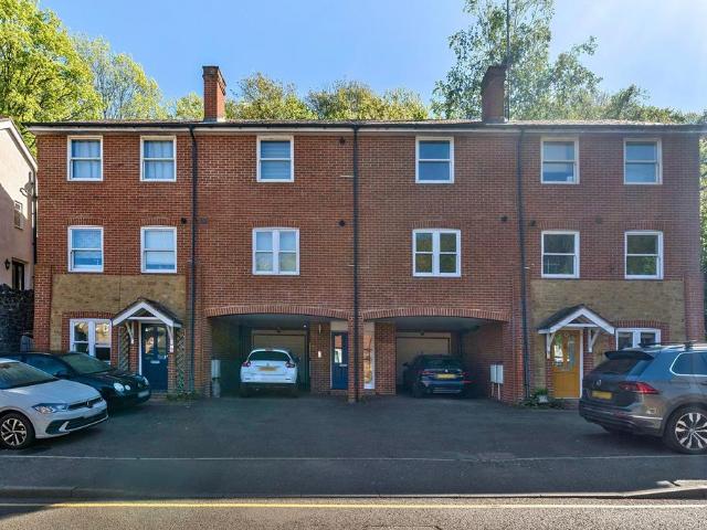 Brighton Road, Godalming GU7 2 bed flat to rent £1,750 pcm £404 pw