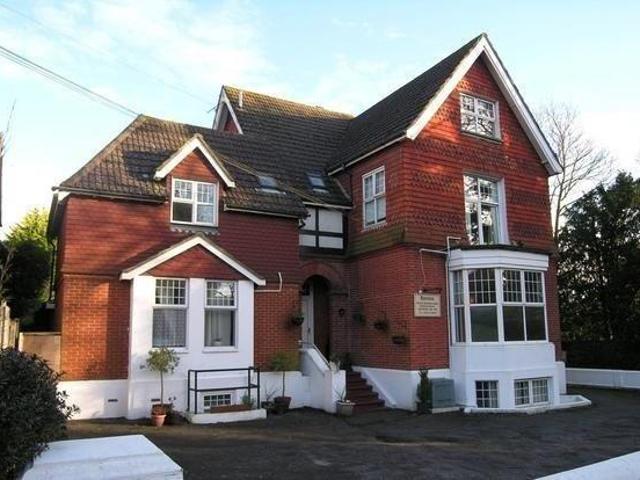 Brighton Road, Hassocks BN6 2 bed ground floor flat to rent £1,395 pcm £322 pw