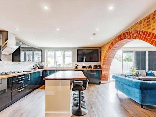 Brighton Road, Horley, 5 Bedroom Detached