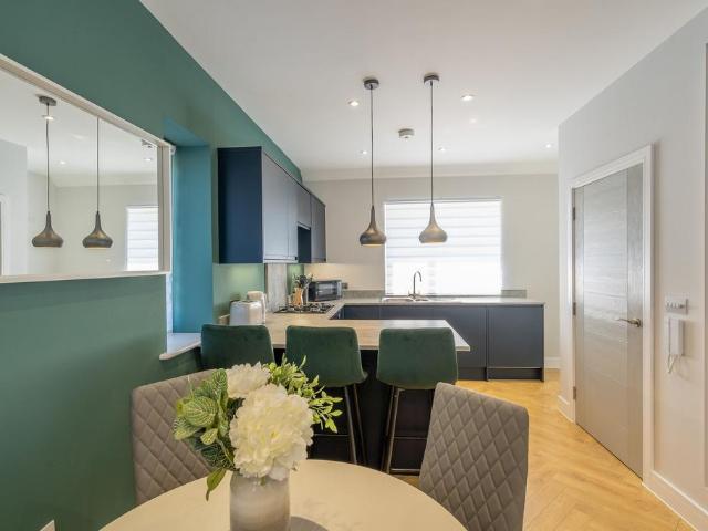 Brighton Road, Horley RH6 1 bed flat to rent £1,550 pcm £358 pw