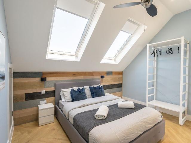 Brighton Road, Horley, RH6