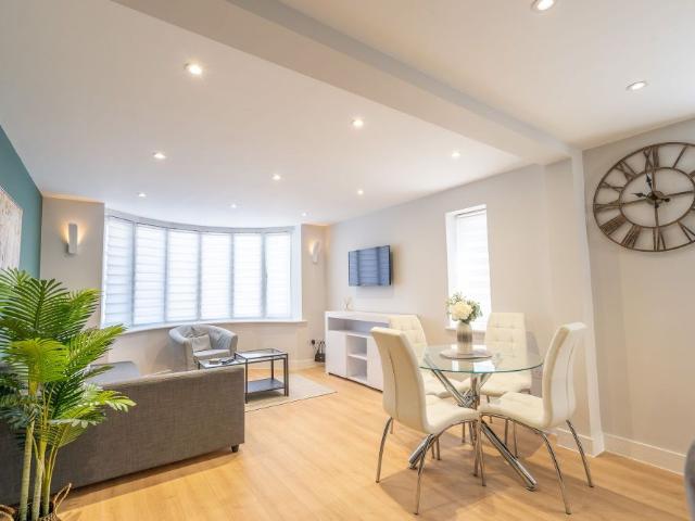 Brighton Road, Horley, RH6