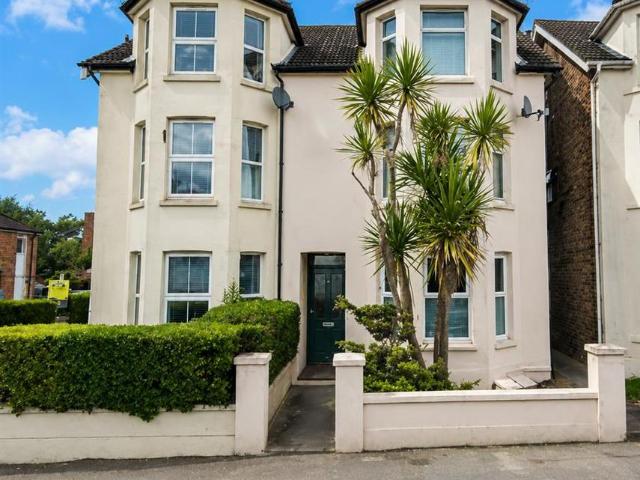 Brighton Road, Horsham 1 bed flat to rent £1,050 pcm £242 pw