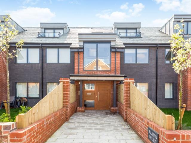 Brighton Road, Horsham RH13, 1 bed flat to rent, £1,200 pcm | PrimeLocation