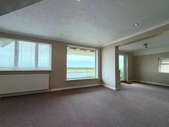 Brighton Road, Lancing, BN15 3 bedroom flat to rent