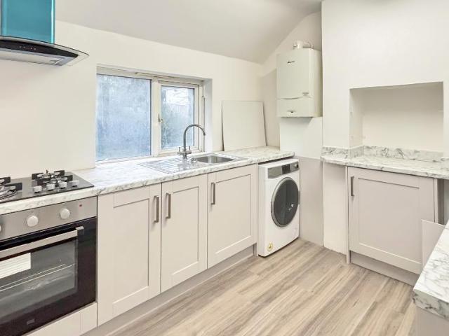 Brighton Road, Purley, Surrey, CR8 2LG 3 bed flat to rent £2,000 pcm £462 pw