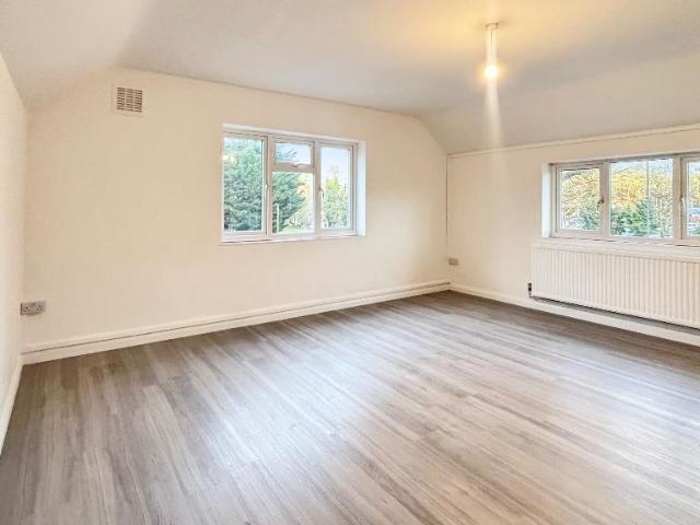 Brighton Road, Purley, Surrey, CR8 2LG 3 bed flat to rent £2,000 pcm £462 pw