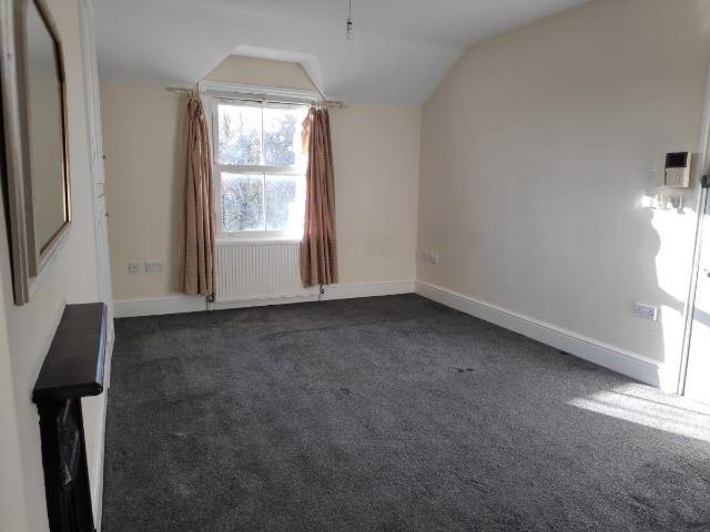 Brighton Road, Redhill RH1, Studio to rent, £950 pcm | PrimeLocation