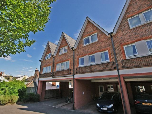 Brighton Road, Redhill RH1, 2 bed flat to rent, £1,500 pcm | PrimeLocation