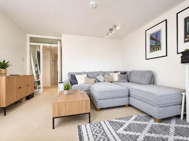 Brighton Road, Surbiton, KT6 2 bed apartment to rent £1,990 pcm £459 pw