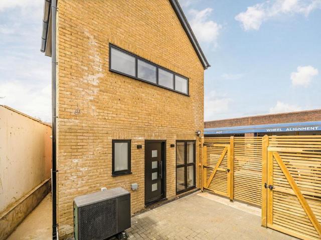 Brighton Road, Surbiton KT6 2 bed detached house to rent £2,550 pcm £588 pw