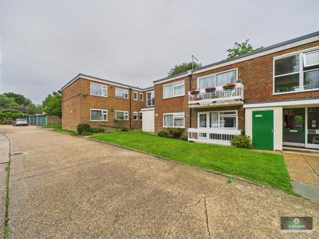 Brighton Road, Southgate RH10, 2 bed flat to rent, £1,400 pcm | PrimeLocation